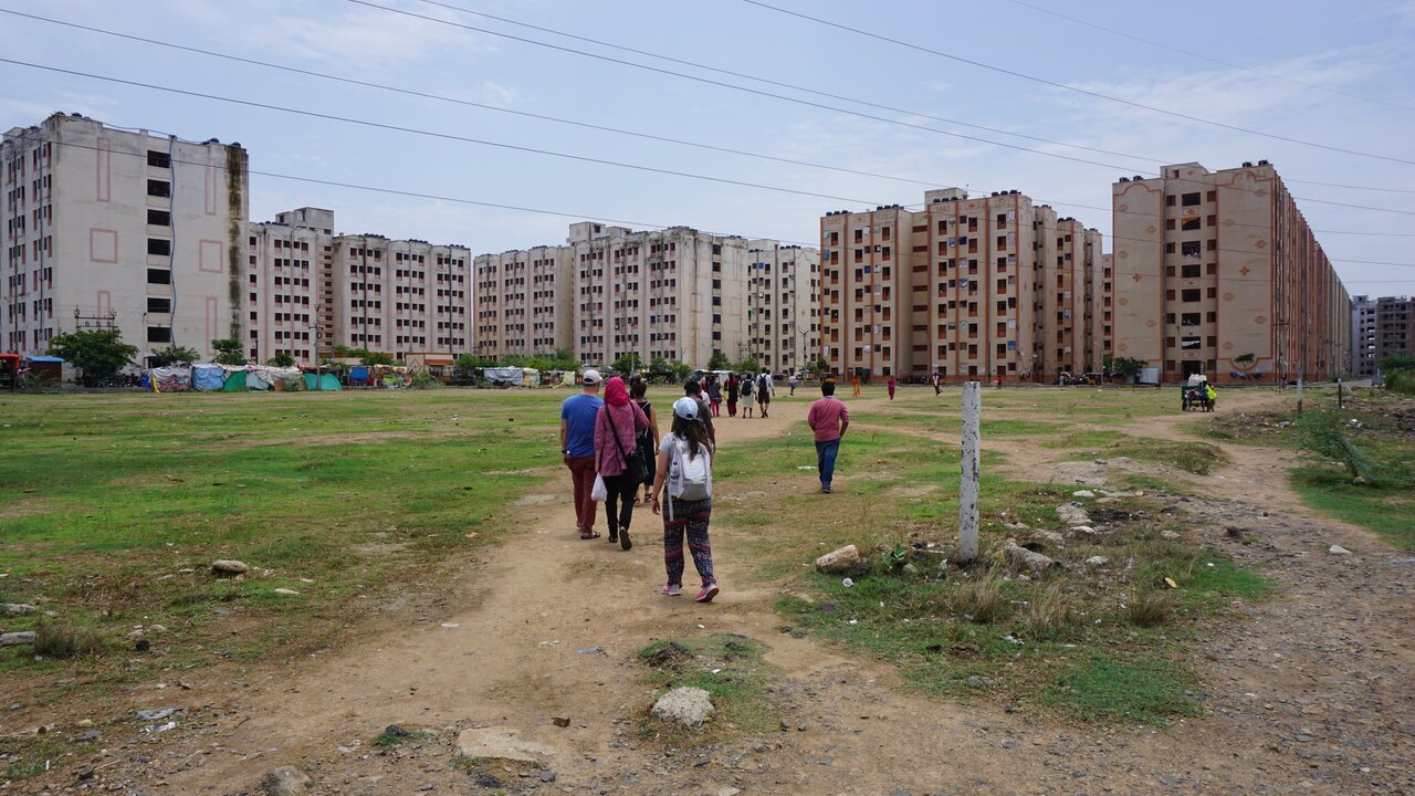 Not quite the death of distance: Challenging the resettlement utopia of ...